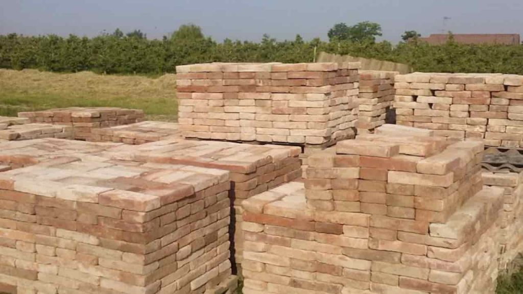 Creare mattoni con vecchi vestiti? si, è un'idea geniale e ...